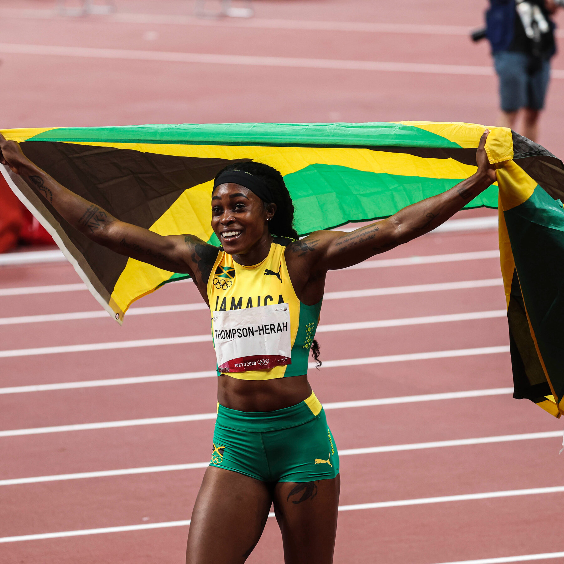 Jamaican Sprinter Elaine Thompson-Herah Wins 2 Olympic Golds, Becomes ...